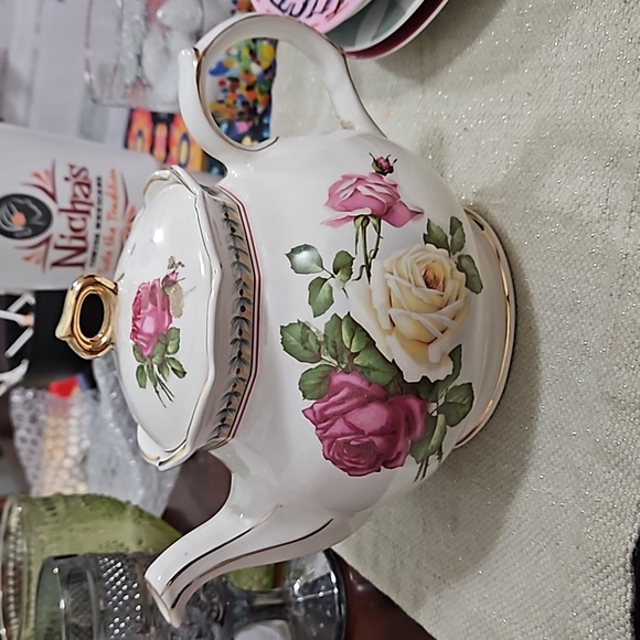 Sadler | Kitchen | Vintage Sadler England Teapot With Gold Trim An Red ...